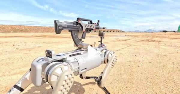 Quân đội Trung Quốc tung chó robot bắn súng