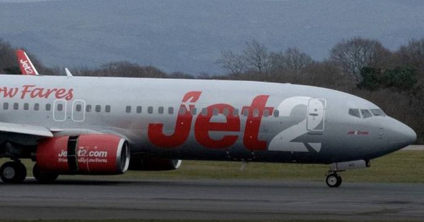 Máy bay Jet2 cất cánh bỏ lại 30 hành khách tại sân bay Manchester