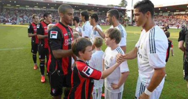 Được chạm vào Ronaldo, cậu bé Harry Mogg quyết không rửa tay