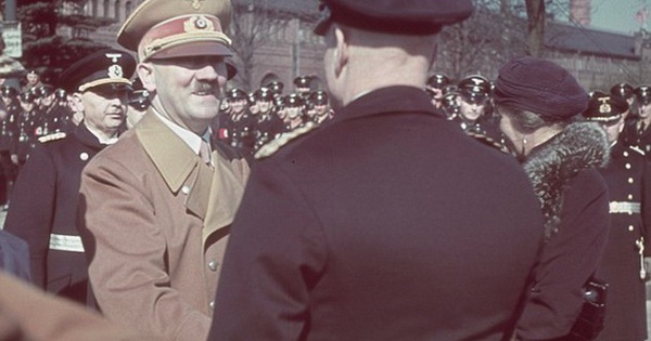 Chân dung của Adolf Hitler qua bộ ảnh màu mới được công bố