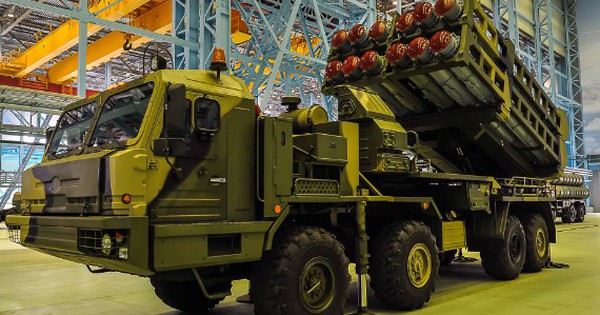 Cận cảnh tên lửa S-400 và ‘người kế nhiệm’ S-300 của Nga