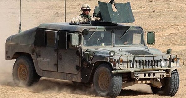 Xe bọc thép Humvee và Tigr - Ai mạnh hơn?