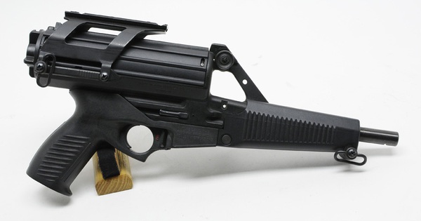 Calico M950 – Mẫu súng ngắn lạ với hộp tiếp đạn "khủng" 100 viên