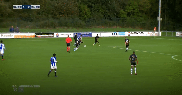 Cận cảnh Văn Hậu đi bóng giữa 3 đối thủ, tung cú trivela sở trường trên ...