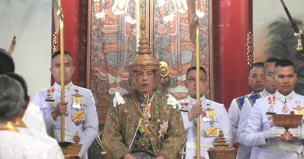 Vua Rama X ngồi lên ngai vàng dưới tán lọng 9 tầng, chính thức trở ...