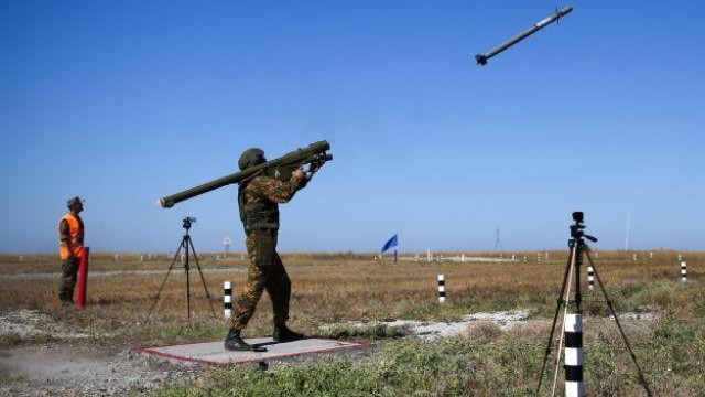 MANPADS Igla-S: Ukraine tung video tên lửa phòng không vác vai MANPADS ...