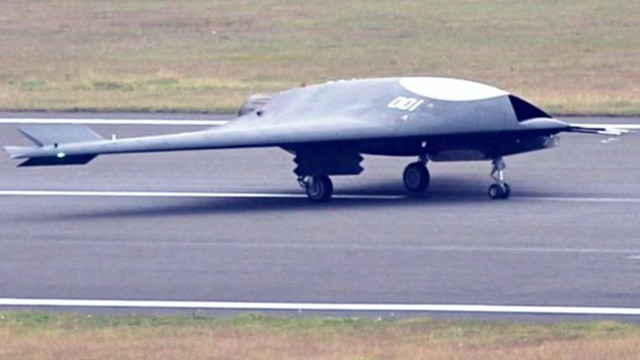 Dassault Neuron: UAV Lợi Kiếm xuất hiện rầm rộ: TQ "vạch áo cho người ...